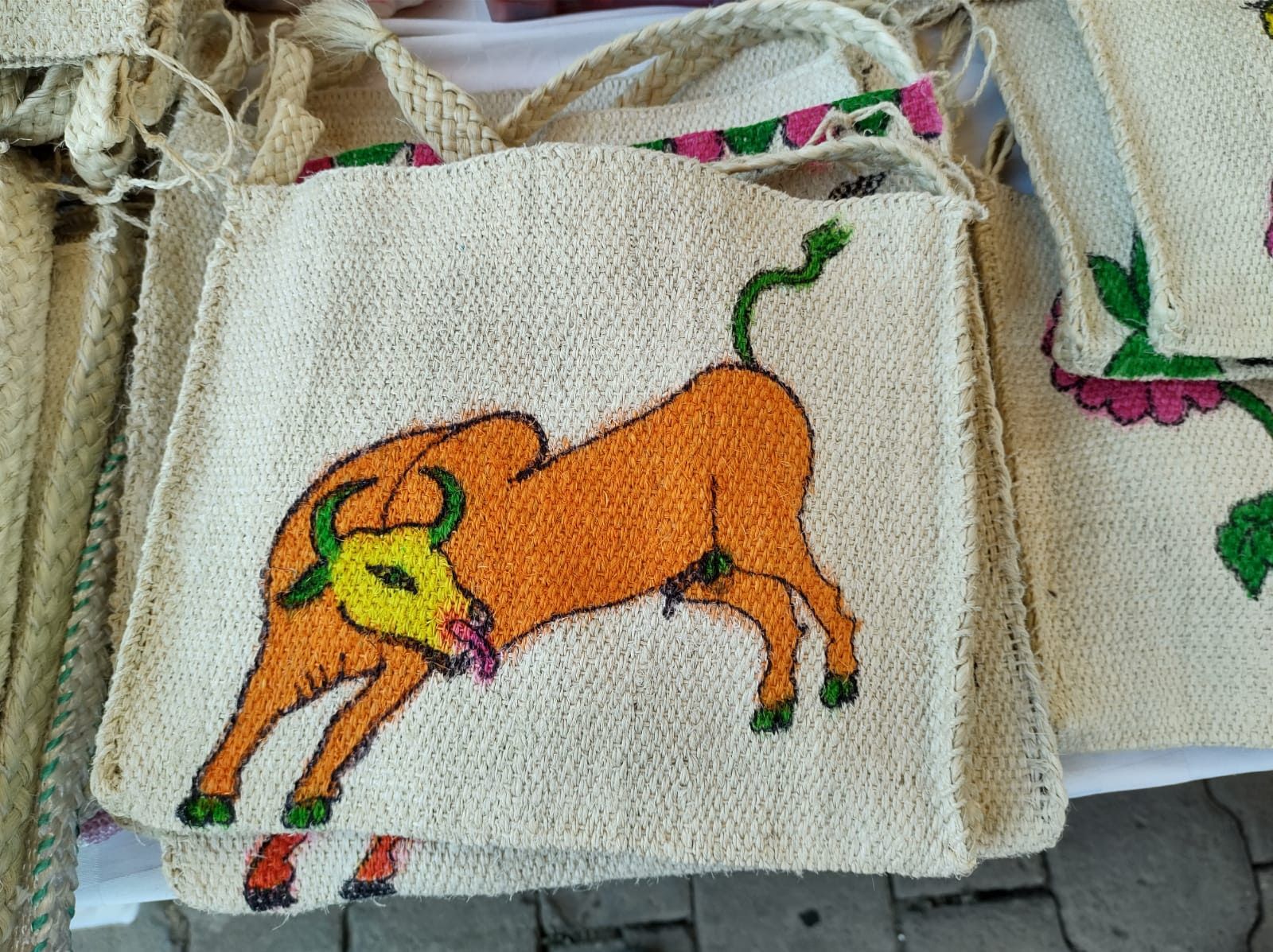 Ubaldo Morales, maestro artesano que elabora morrales y bolsas con ...