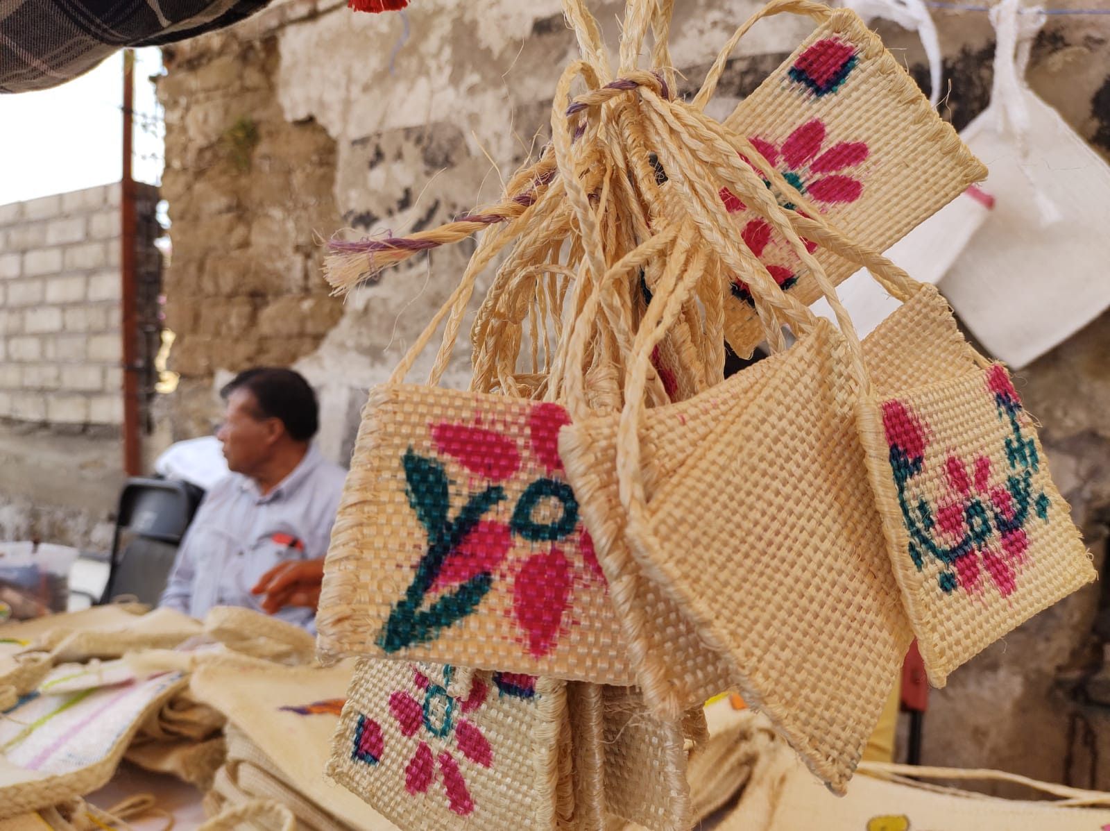 Ubaldo Morales, maestro artesano que elabora morrales y bolsas con ...
