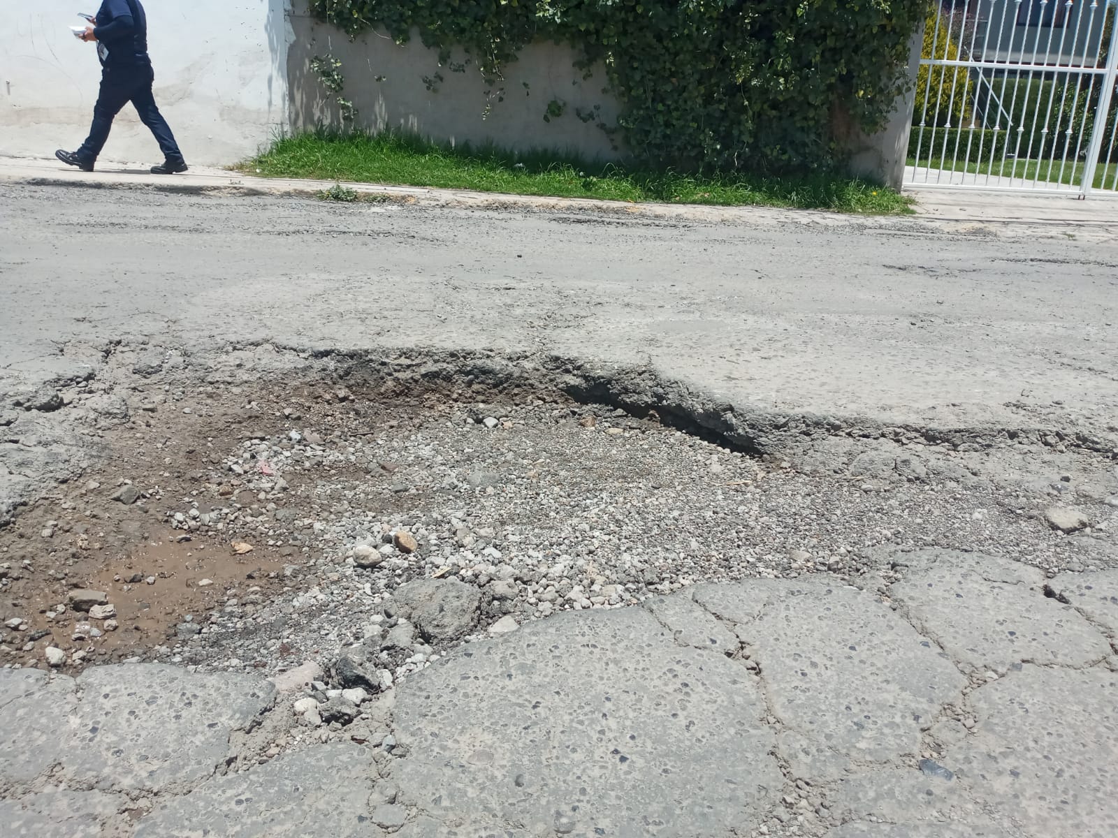Terreno minado, así son calles de Toluca para automovilistas y peatones ...