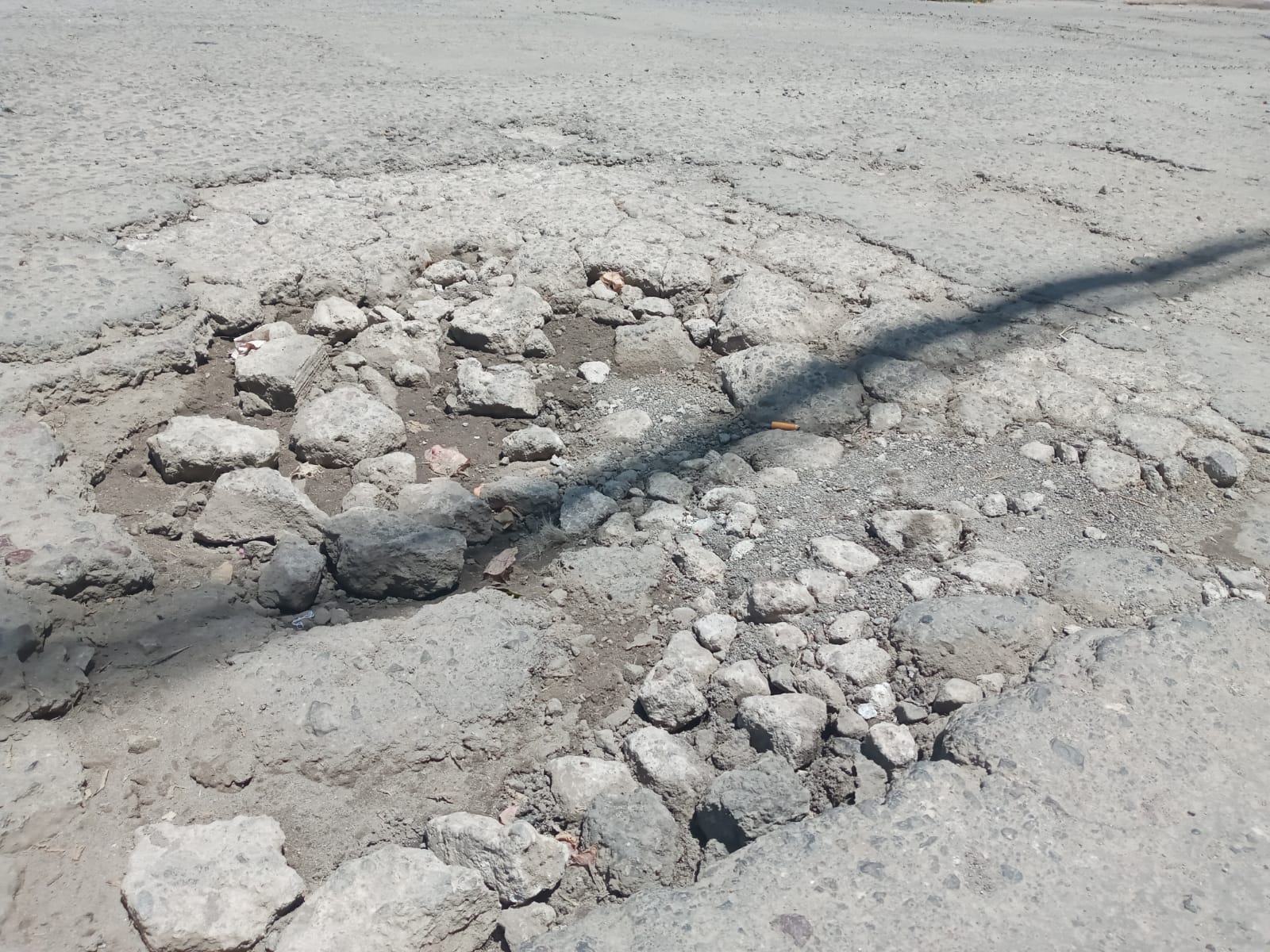 Terreno minado, así son calles de Toluca para automovilistas y peatones ...