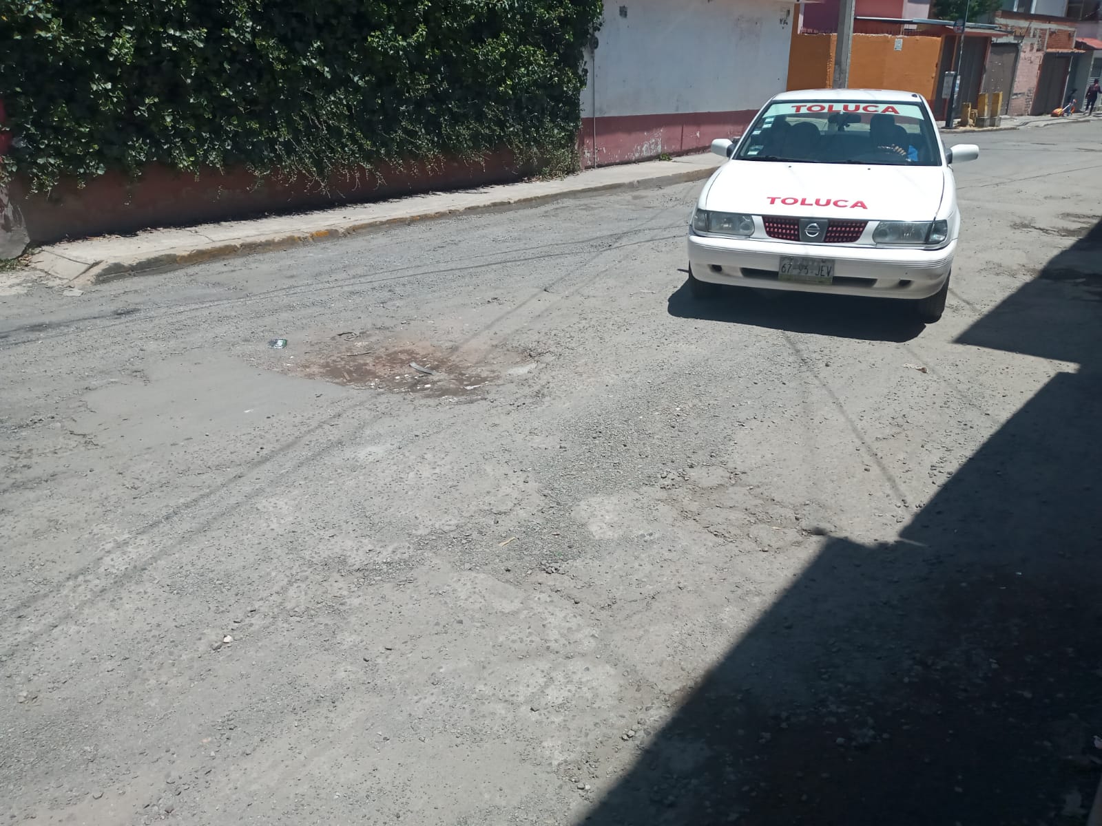 Terreno minado, así son calles de Toluca para automovilistas y peatones ...